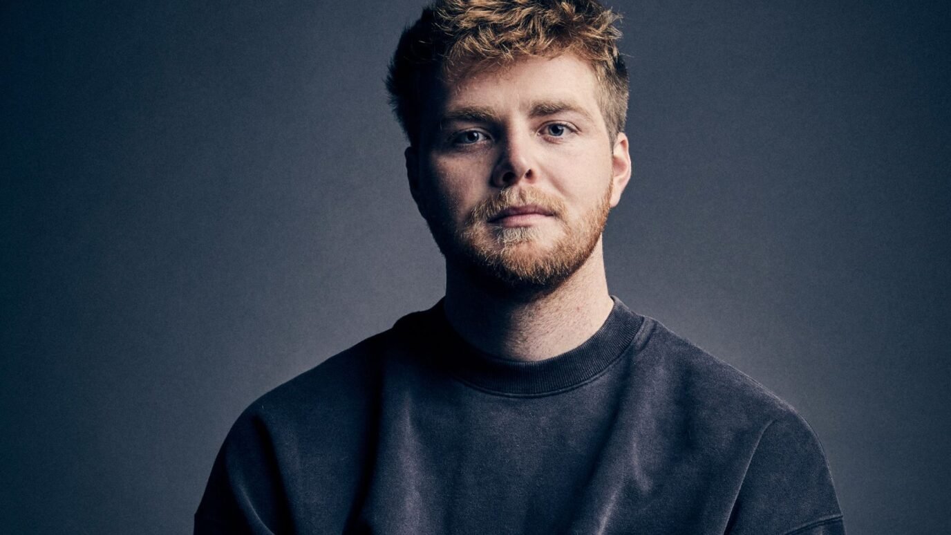 Alex Warren Unveils Emotional “Ordinary” Music Video Featuring Kouvr Annon