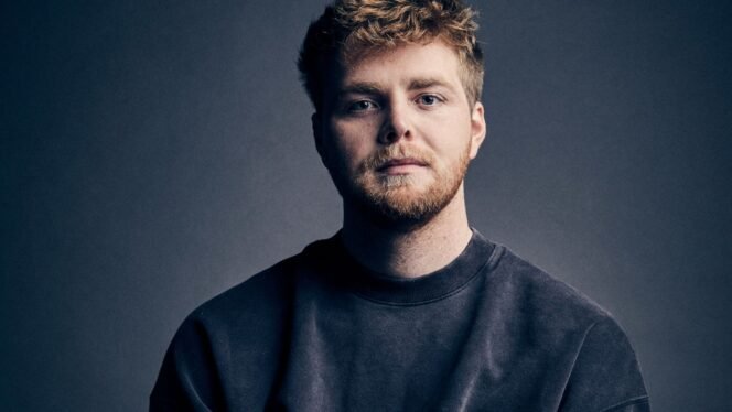 Alex Warren Unveils Emotional “Ordinary” Music Video Featuring Kouvr Annon